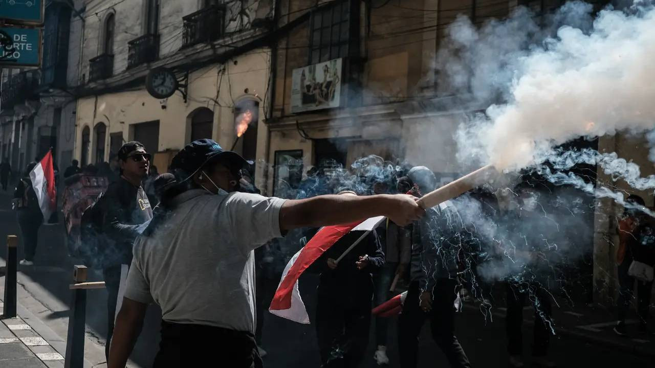 Ekonomik kriz sokakları yaktı: Bolivya’da yönetim OHAL ilan etti!