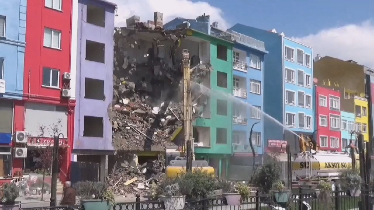 Silivri'de Yıkım Sırasında Yan Binadaki Berber Dükkanının Duvarı Yıkıldı