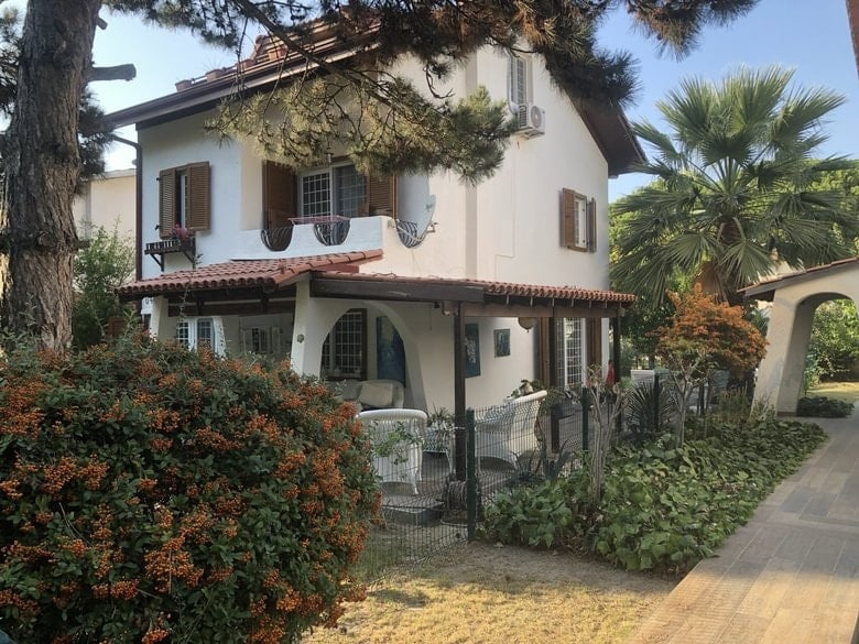 Ünlü deprem bilimcinin villası kaçak çıktı, ilçeyi terk etti
