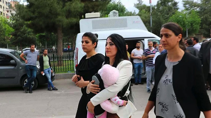 Ayşe öğretmen Bakan Gül'e sordu: Neden 6 aylık ağzı süt kokan bebeğim ...